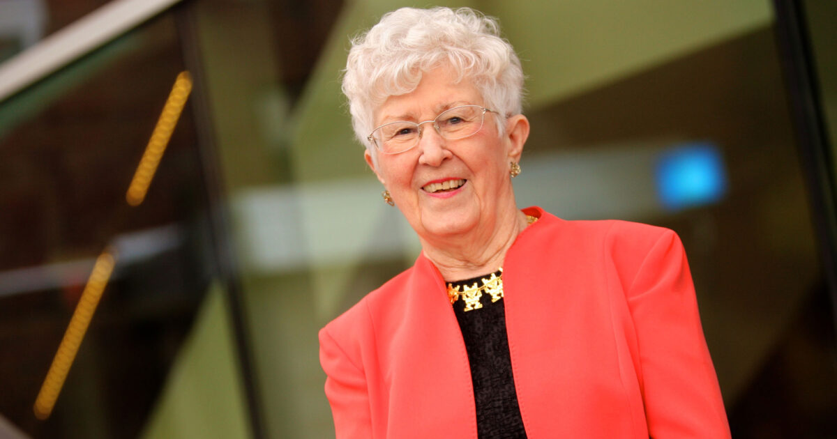 Loretta Ford, exdecana de la Escuela de Enfermería que transformó la profesión, muere a los 104 ...