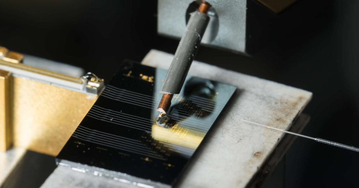 Streamlined microcomb design provides control with the flip of a switch